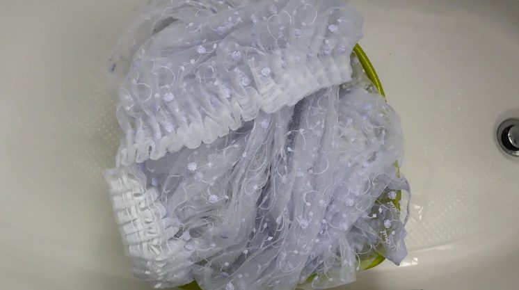 Если будете сушить на воздухе, то это добавит аромата свежести.